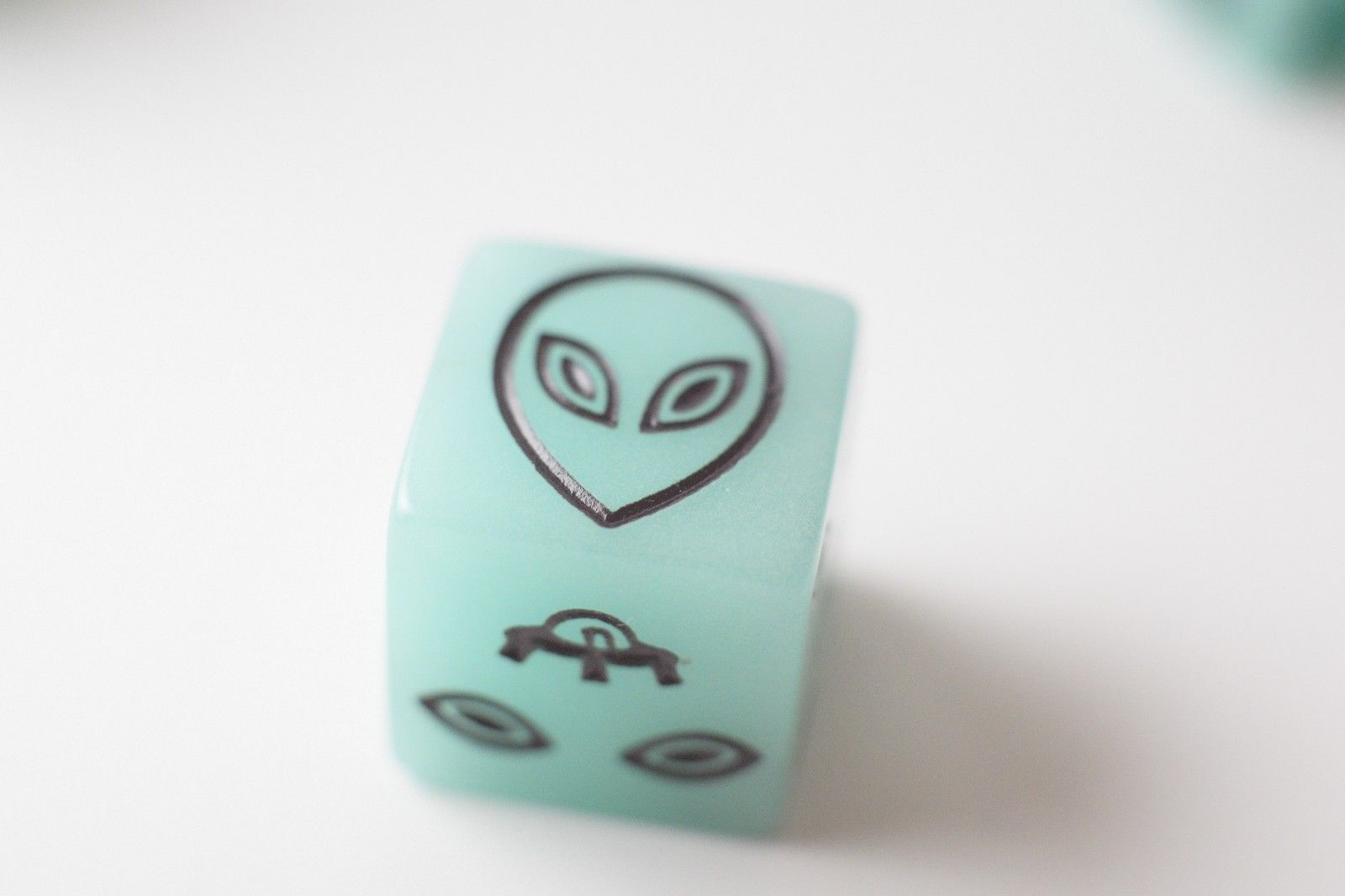 NEW Green Dice with Black Aliens GLOWS Dice 6 Sided Bunco RPG D6 16mm